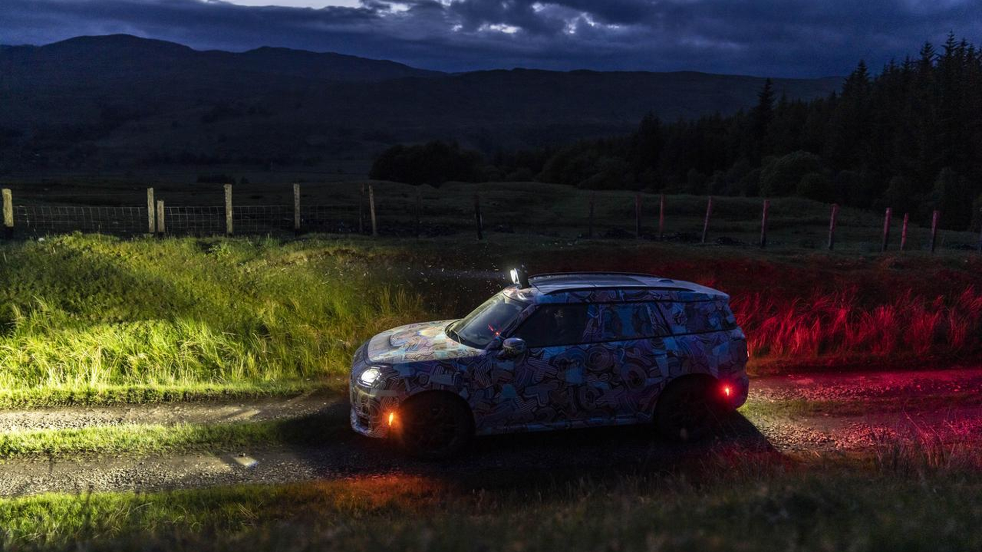 Mini Countryman 2024: la terza generazione attraversa le Highlands ...