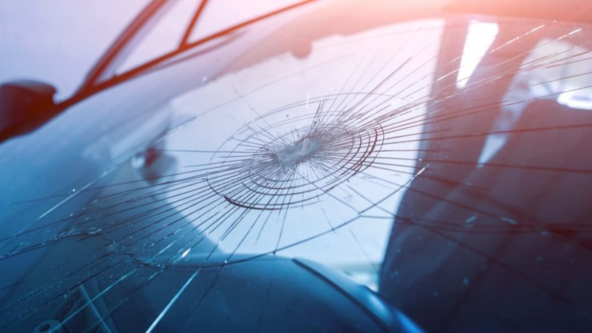 Parabrezza auto: come sostituirlo, costi e multe - Motori.it