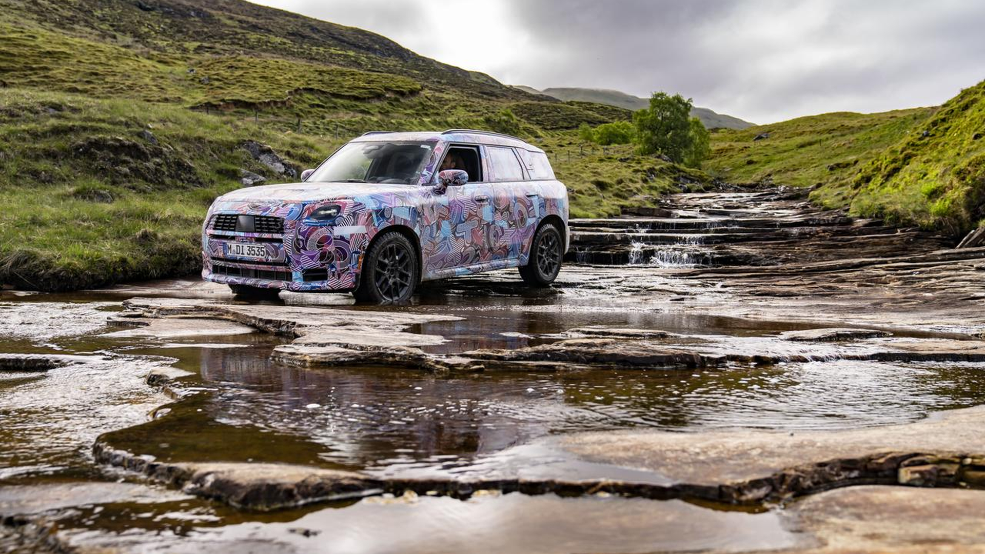 Mini Countryman 2024: la terza generazione attraversa le Highlands ...
