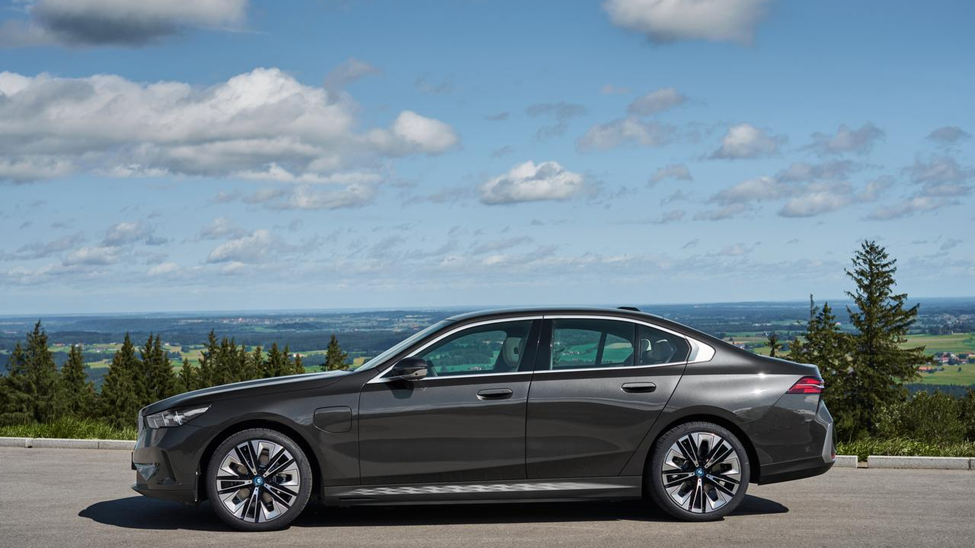 Nuova BMW Serie 5: arrivano le nuove versioni ibride plug-in 530e e ...