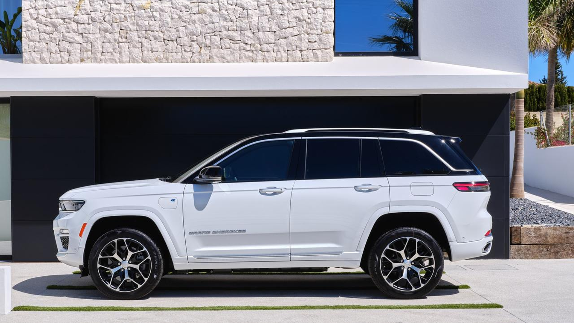 Jeep domina ancora una volta il segmento PHEV in Italia - Motori.it