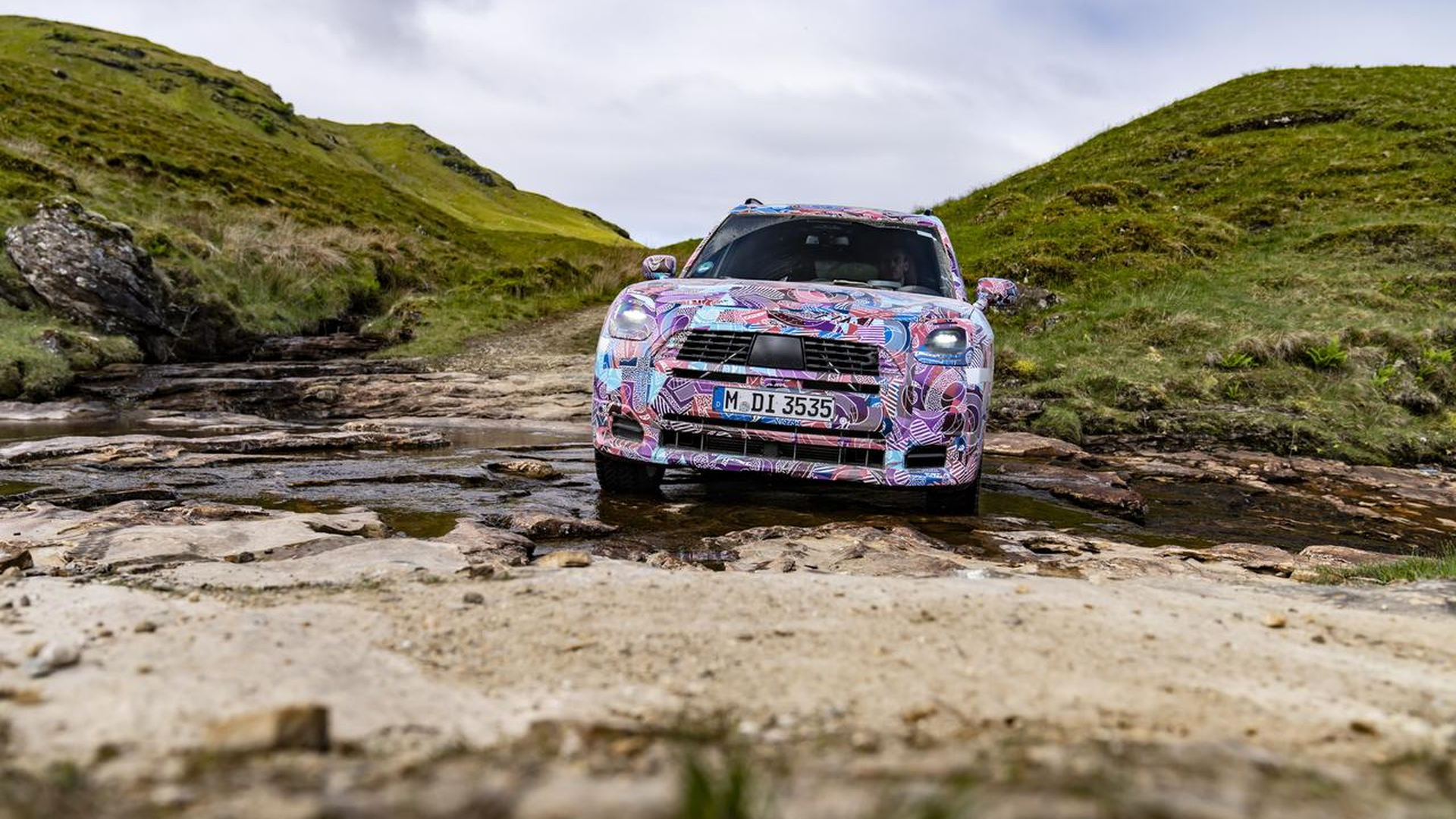 Mini Countryman 2024: la terza generazione attraversa le Highlands ...