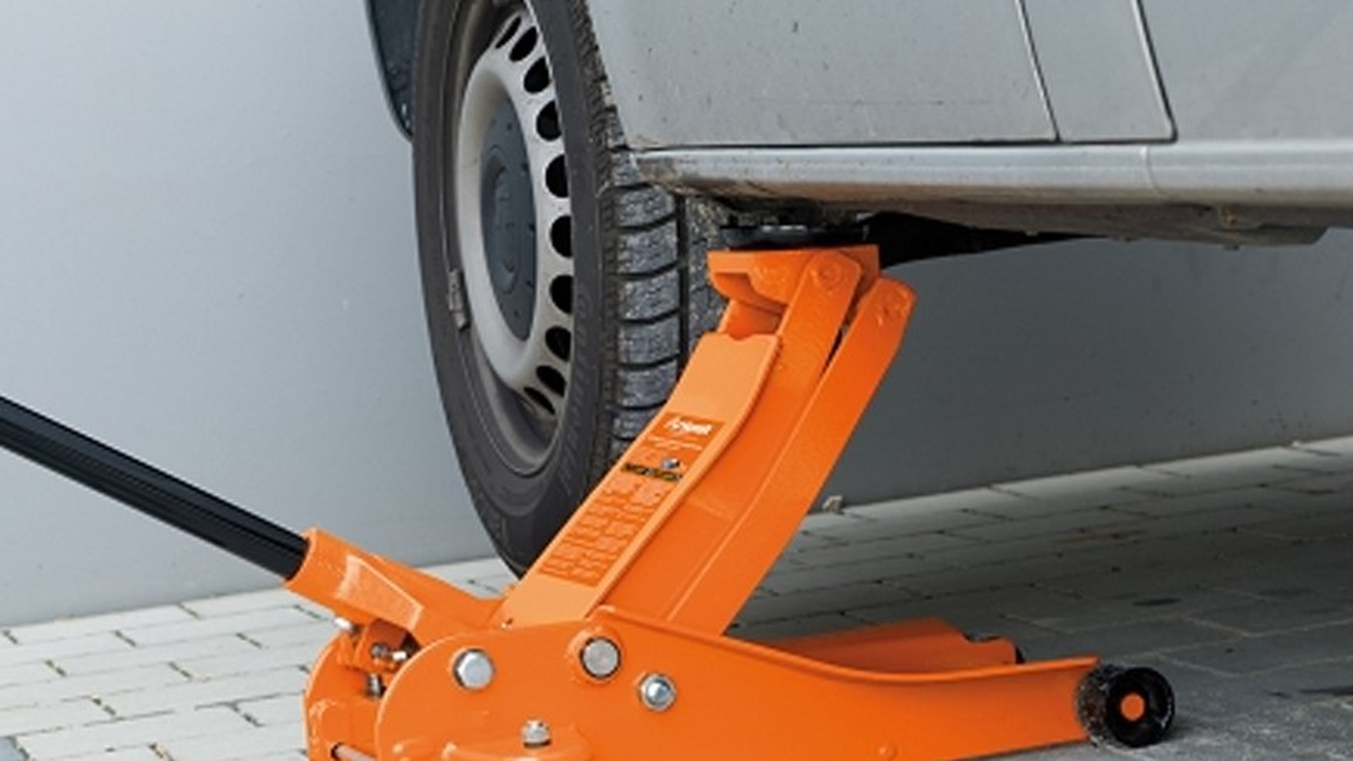 Come sostituire una ruota a terra con il crick per auto: guida pratica ...