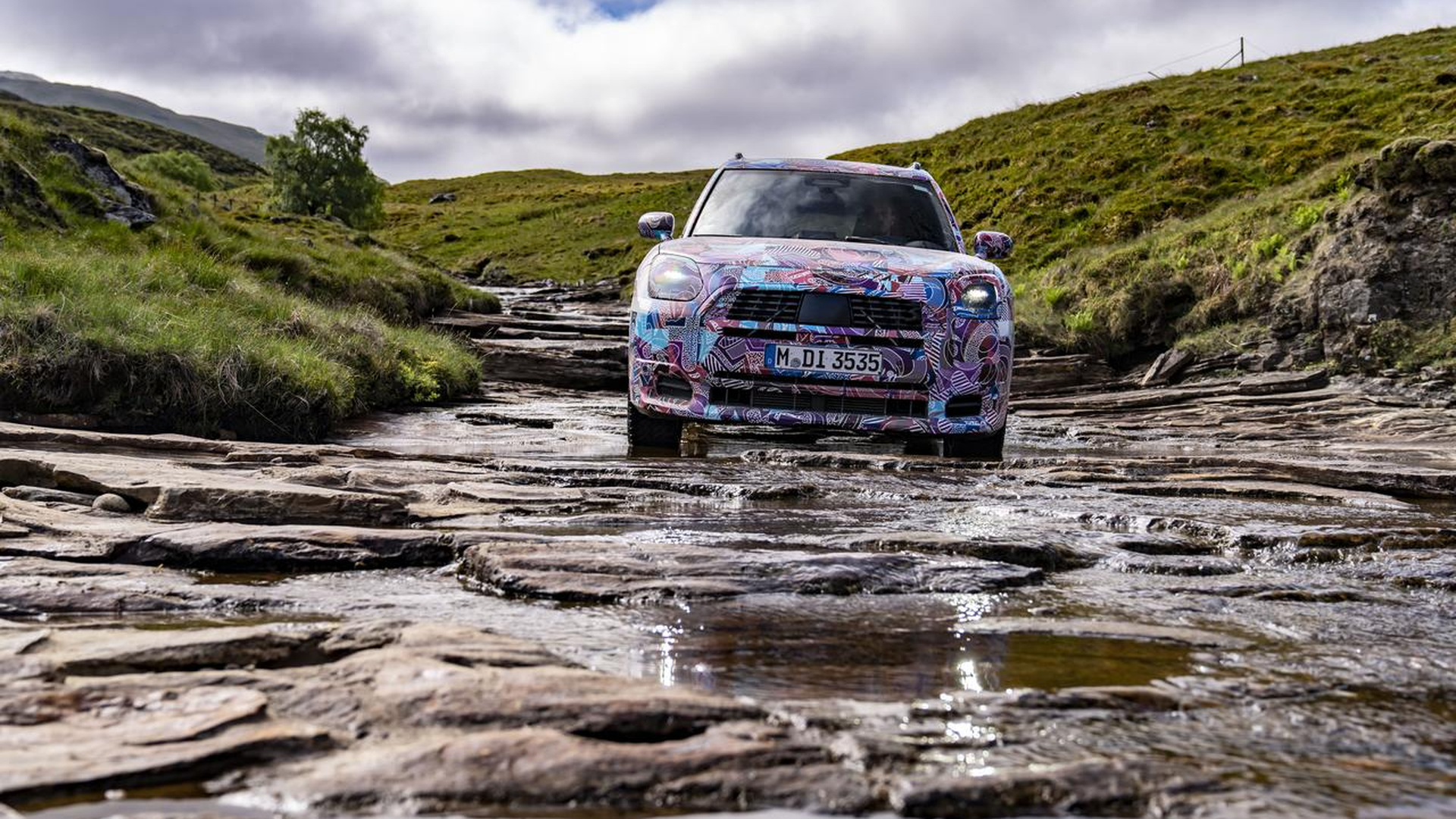 Mini Countryman 2024: la terza generazione attraversa le Highlands ...
